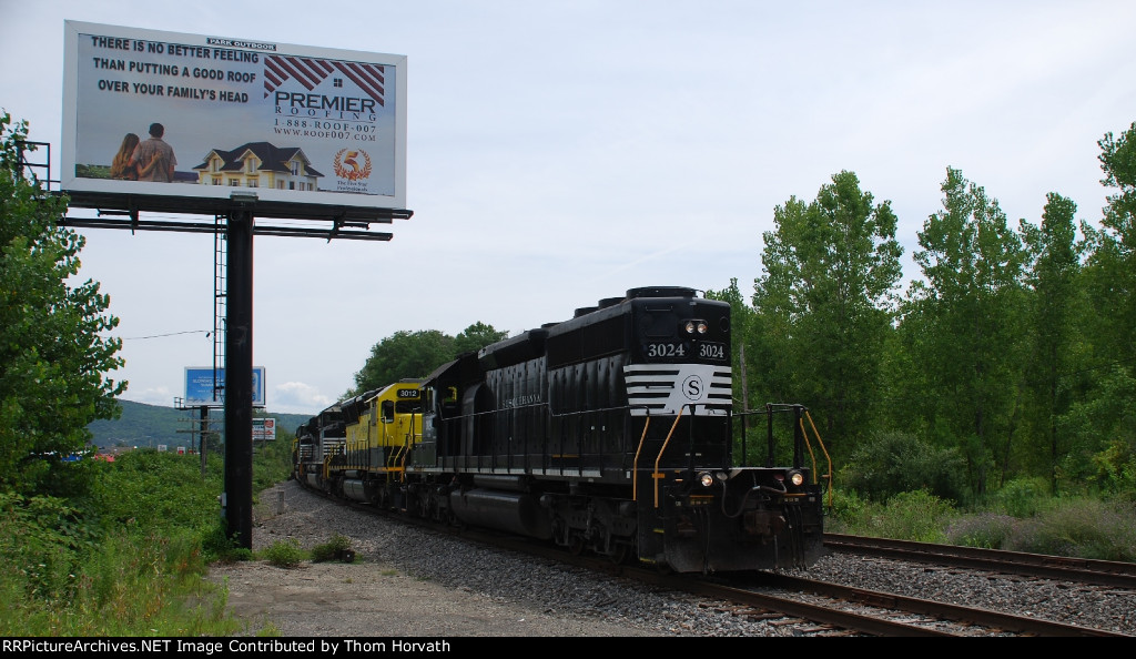 NYSW 3024 leads its mixed consist towards the yard